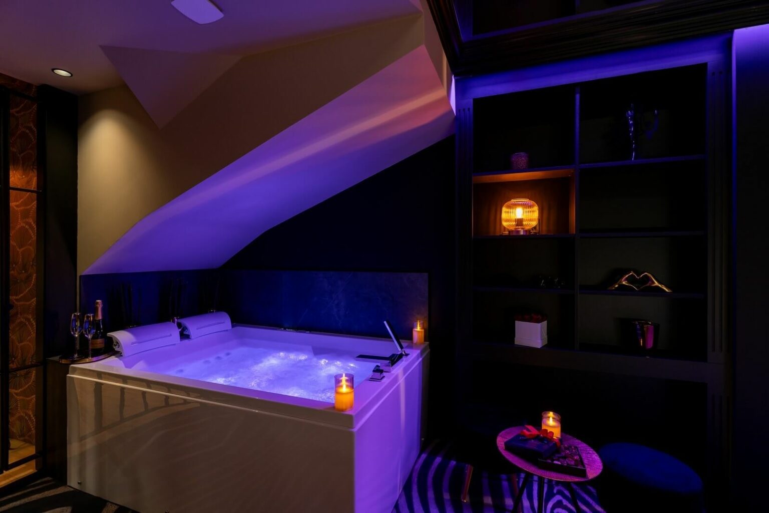Love room romantique avec baignoire balnéo spa à Vannes (56)